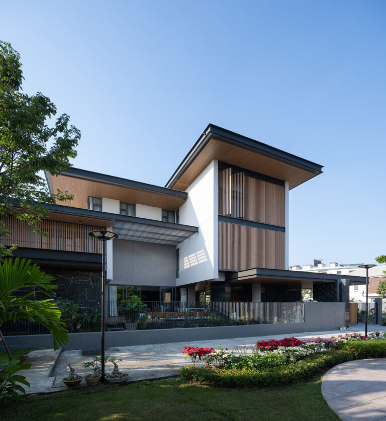 W house – OFFICE AT