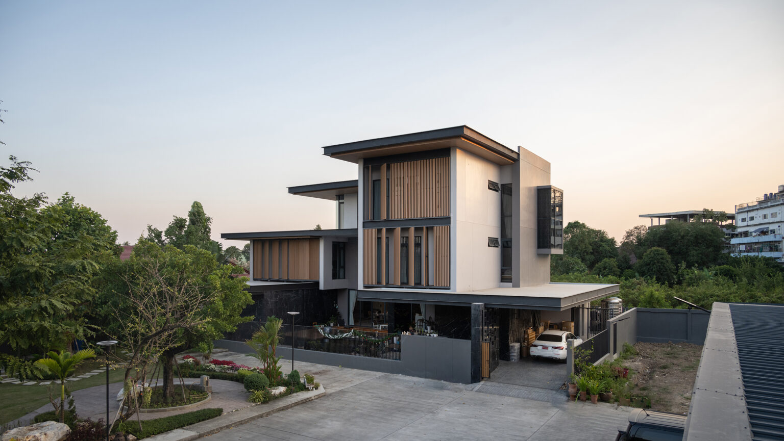 W house – OFFICE AT