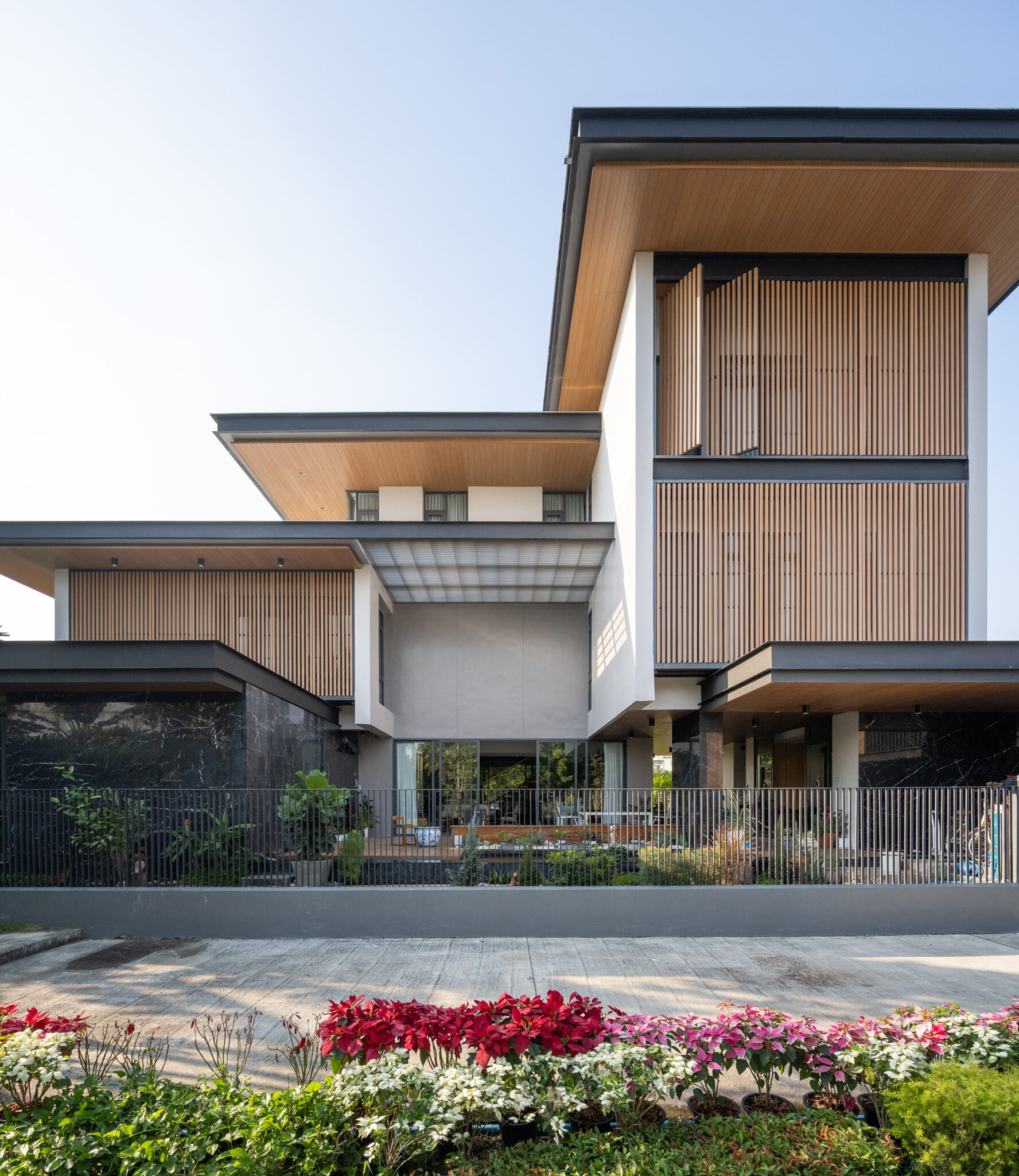 W house – OFFICE AT