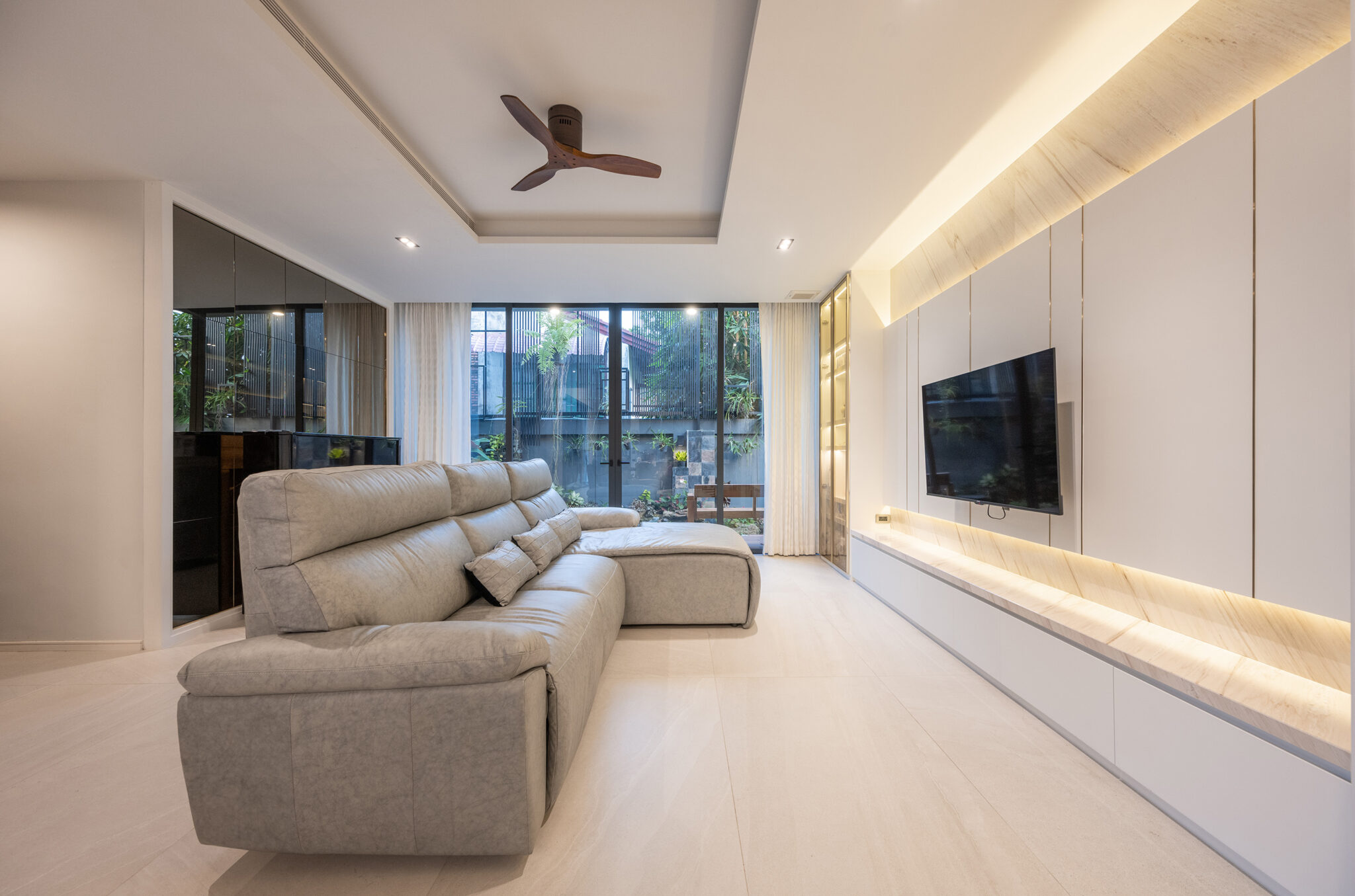 W house – OFFICE AT