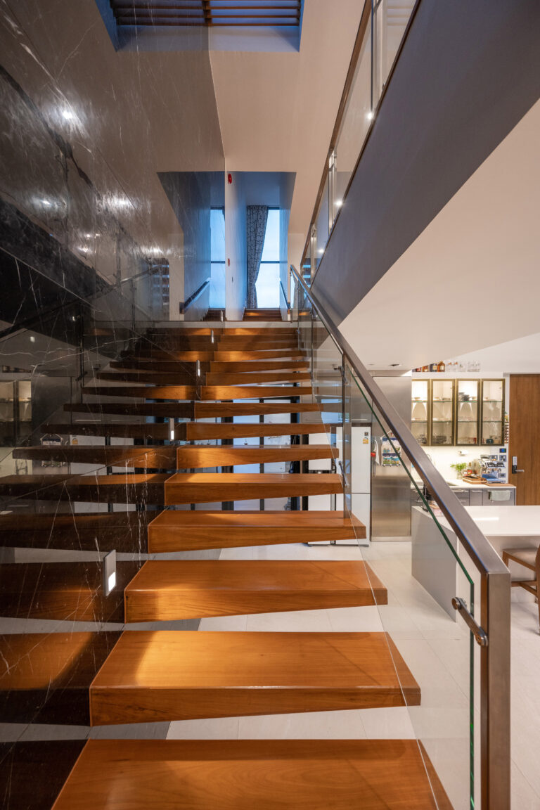 W house – OFFICE AT